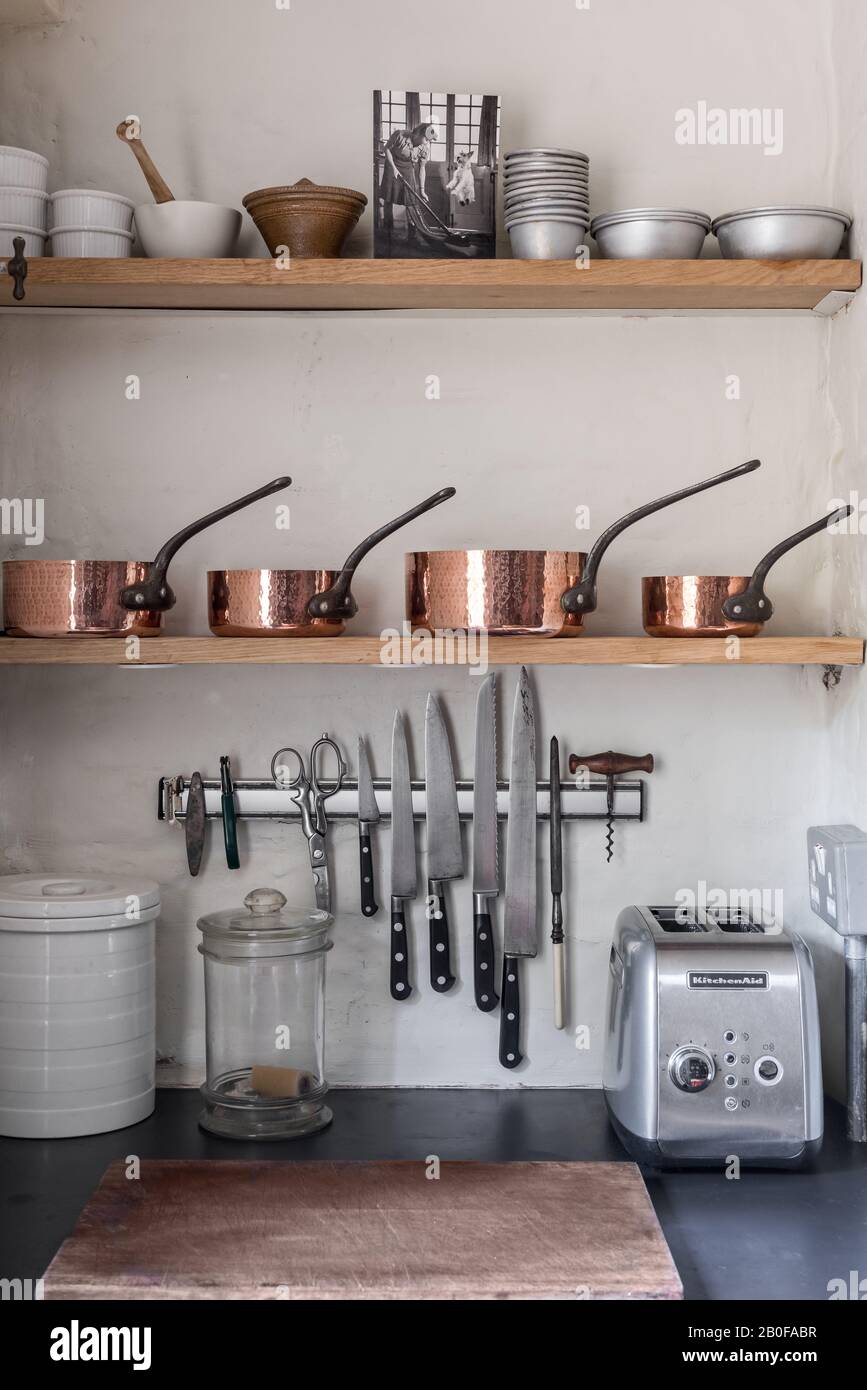 Antique copper pots hi-res stock photography and images - Alamy