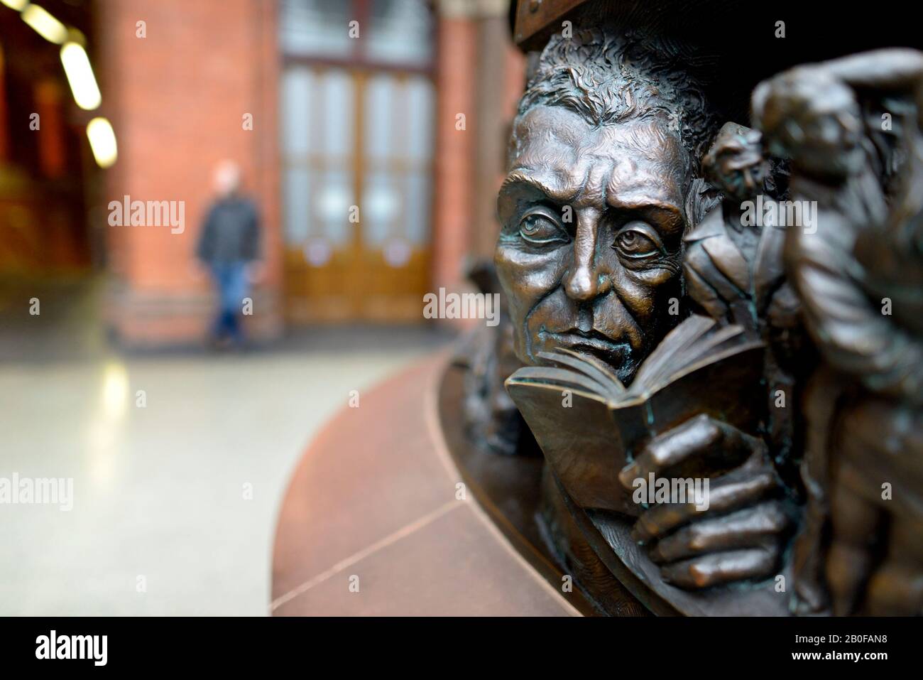Reading man sculpture hi-res stock photography and images - Alamy