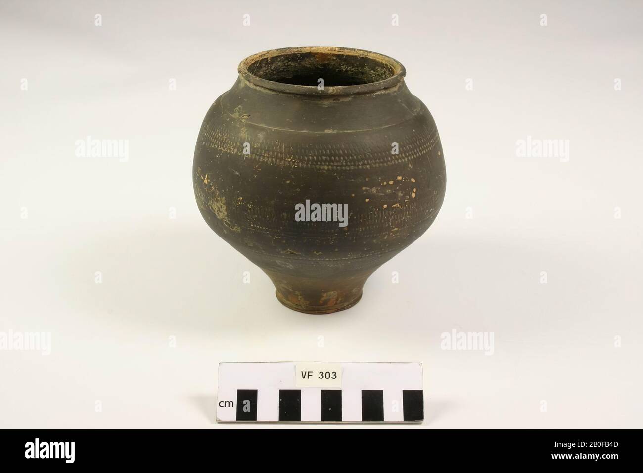 Roman ball small on small foot with only black painting and decoration ...