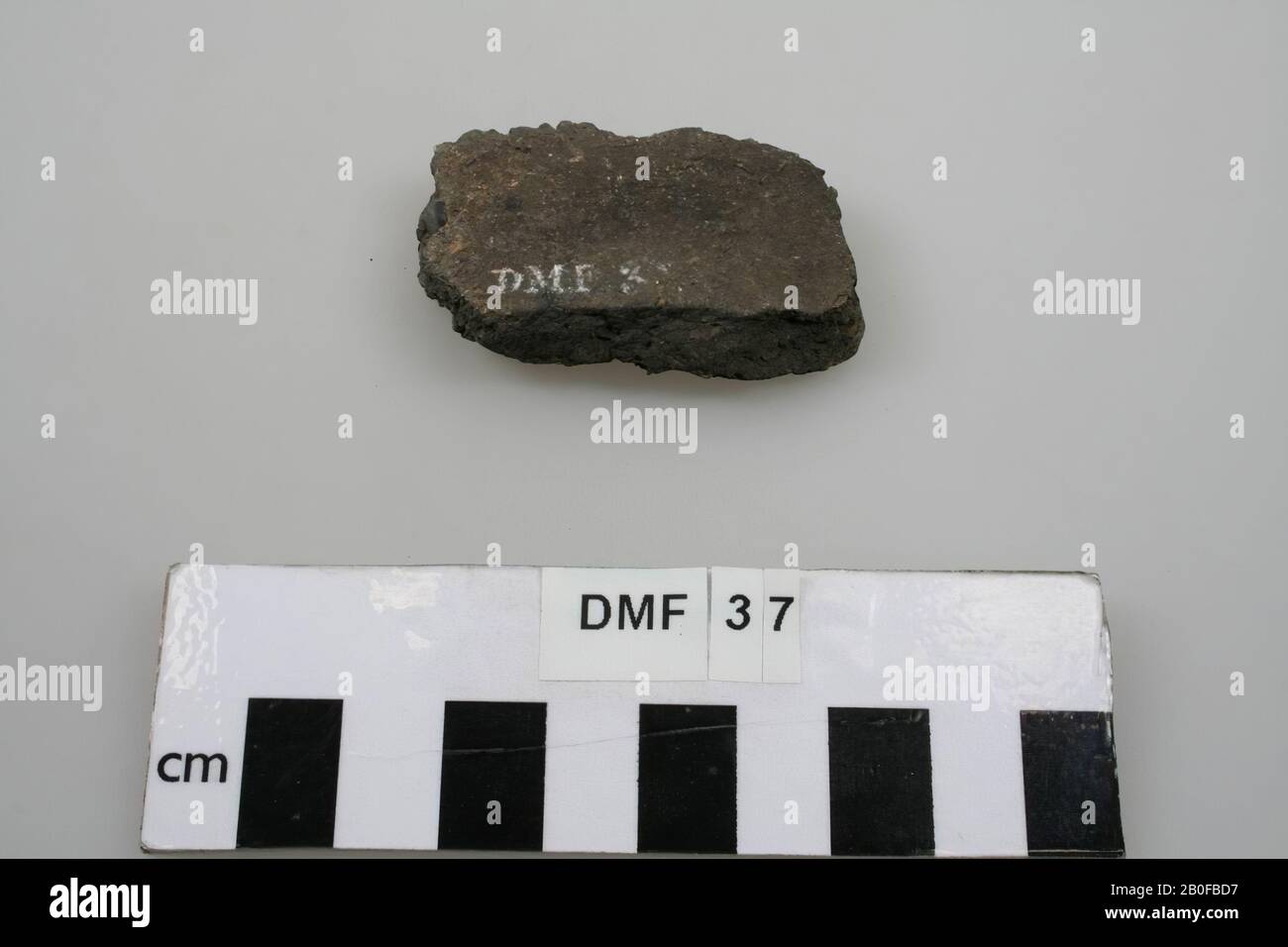 Wall shard, pottery., Wall shard, earthenware, 5,2 x 3 x 1 cm ...