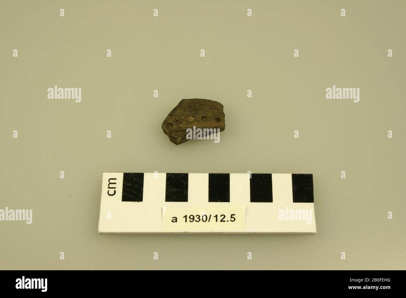 Wall shard of a foot scale, shard, earthenware (Saxon), 3,2 x 2,5 cm ...