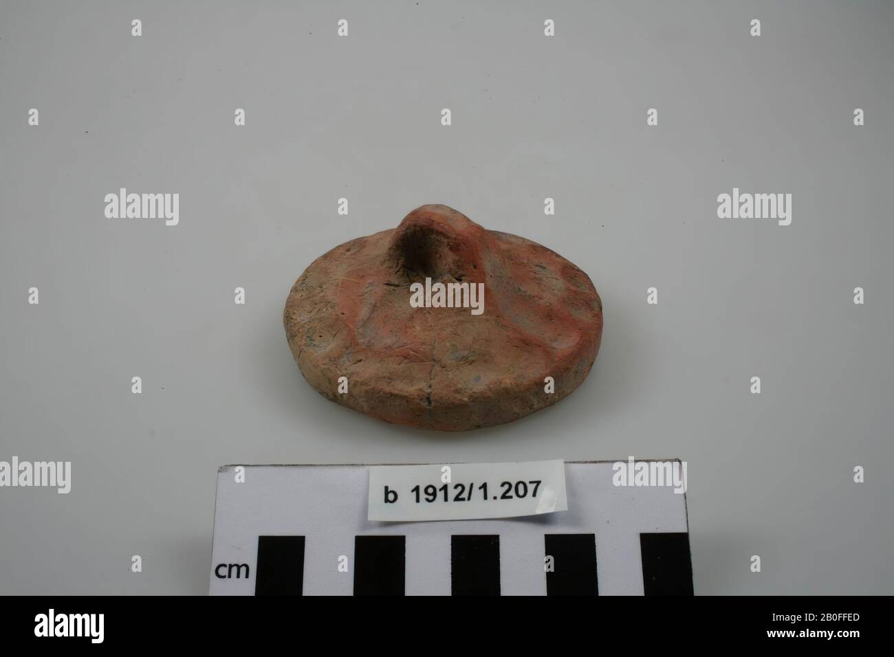 Lid with handle, lid, earthenware, bullet pottery, h: 3.9 cm, diam: 9.5 ...