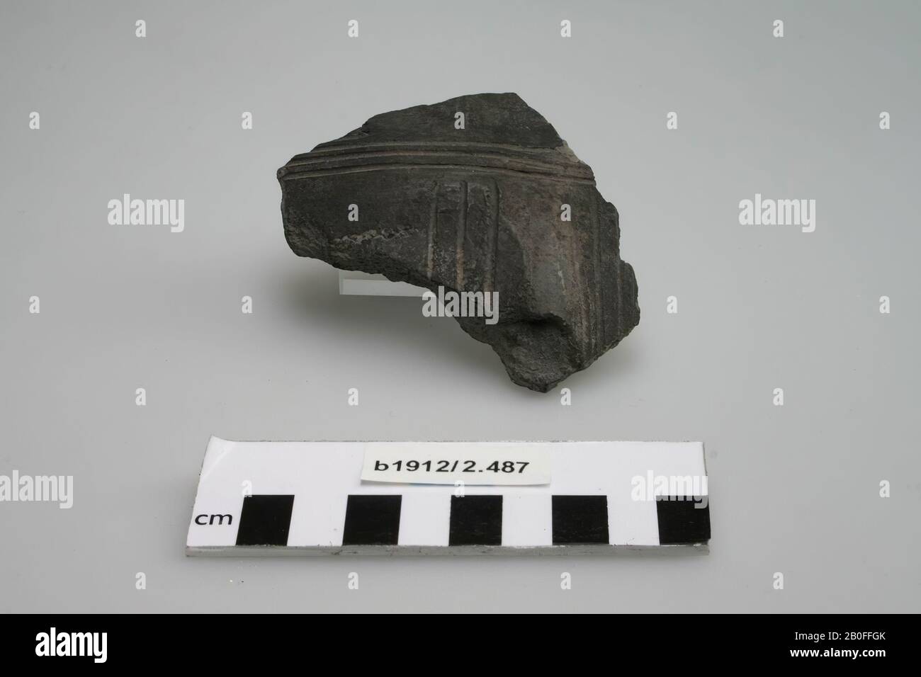 Wall shard with groove line decoration, wall shard, earthenware (Saxon ...