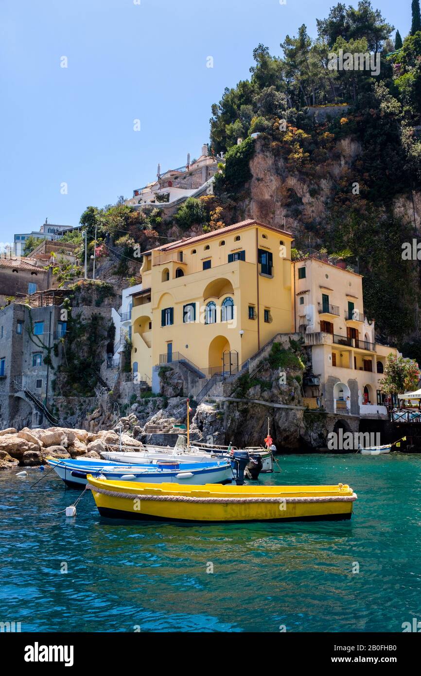 Small boats in amalfi harbour hi-res stock photography and images - Alamy