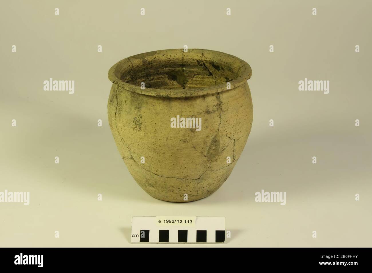Rough walled wide mouthed pot hi-res stock photography and images - Alamy