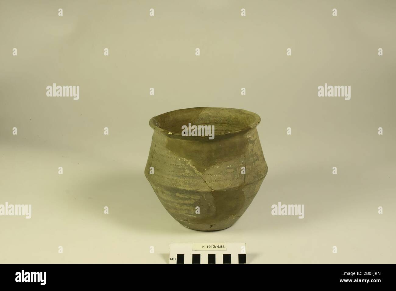 Earthenware bending pot hi-res stock photography and images - Alamy