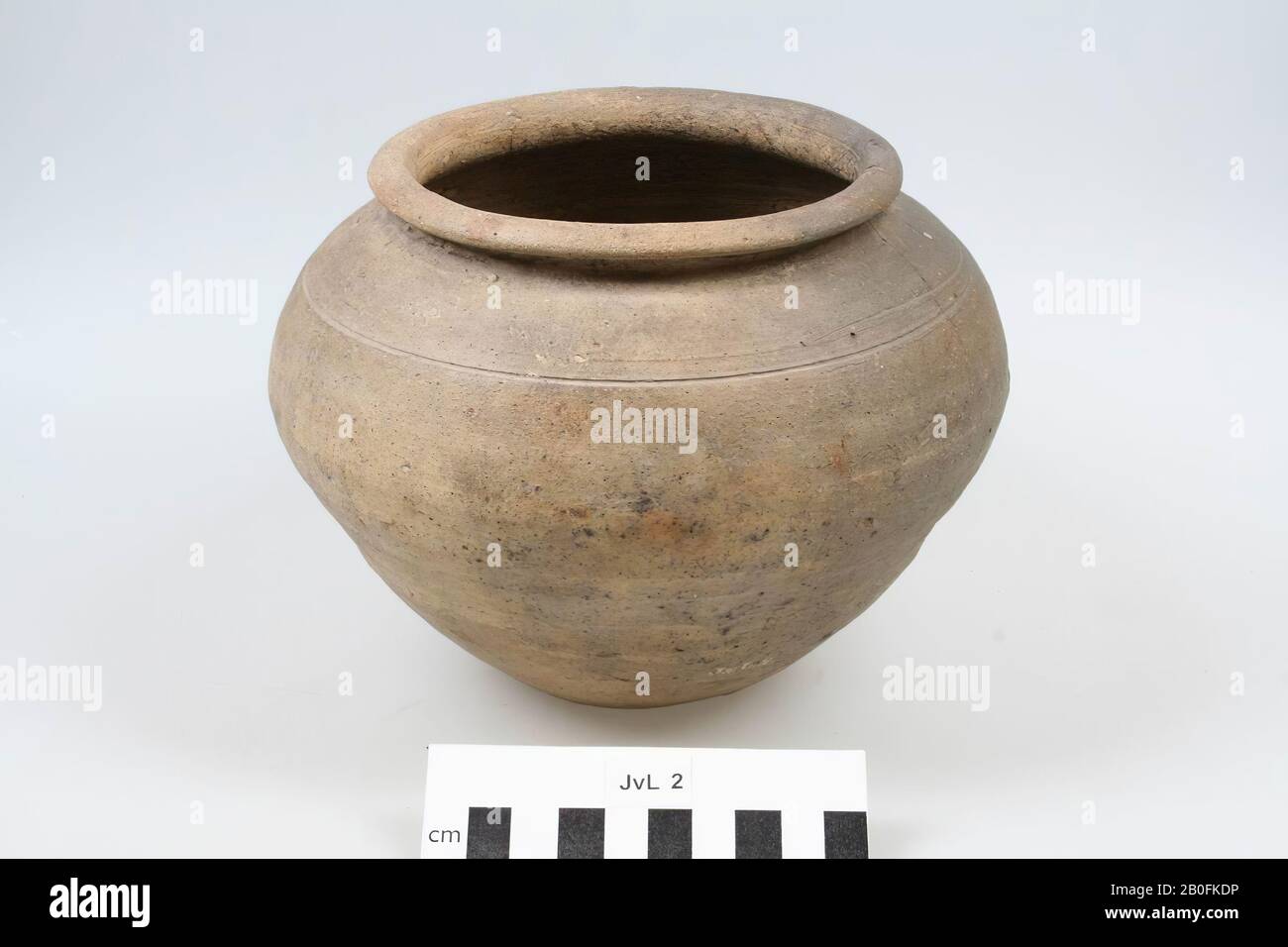 Cooking pot of turntable pottery with lens base and groove line ...