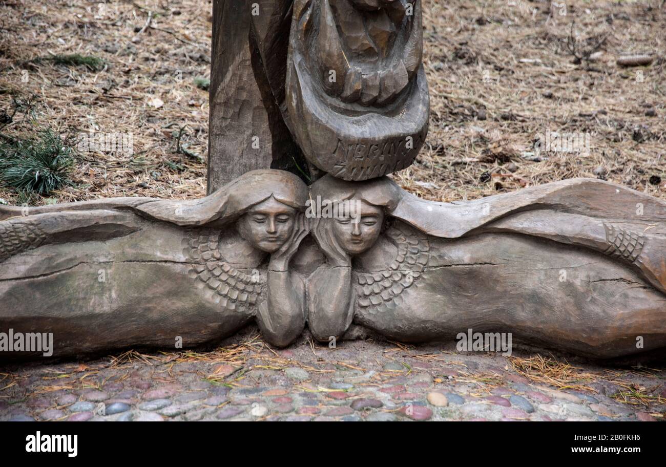 Wood carvings in the Hill of Witches, RaganunLalnus, Lithuania Stock ...