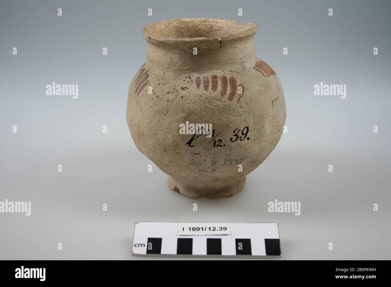 Squeezed stand ring hi-res stock photography and images - Alamy