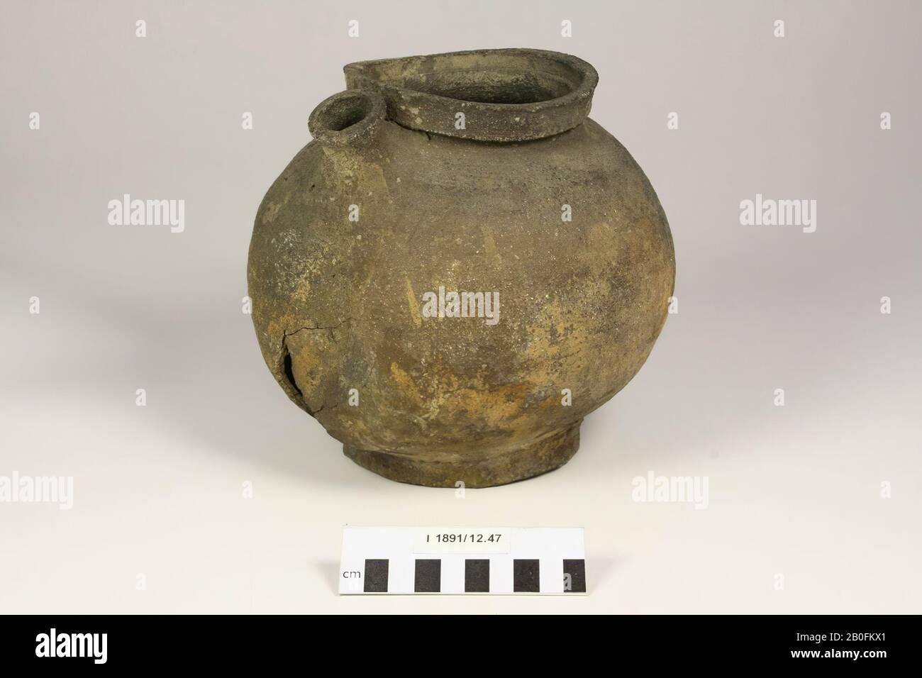 Spherical pot with spout of proto-stoneware. Ribbed belly. Baking fault ...