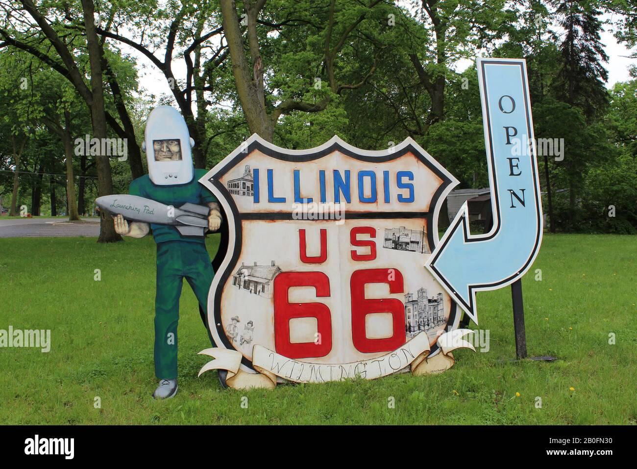 Illinois US Route 66 roadside sign with Gemini Giant replica at ...