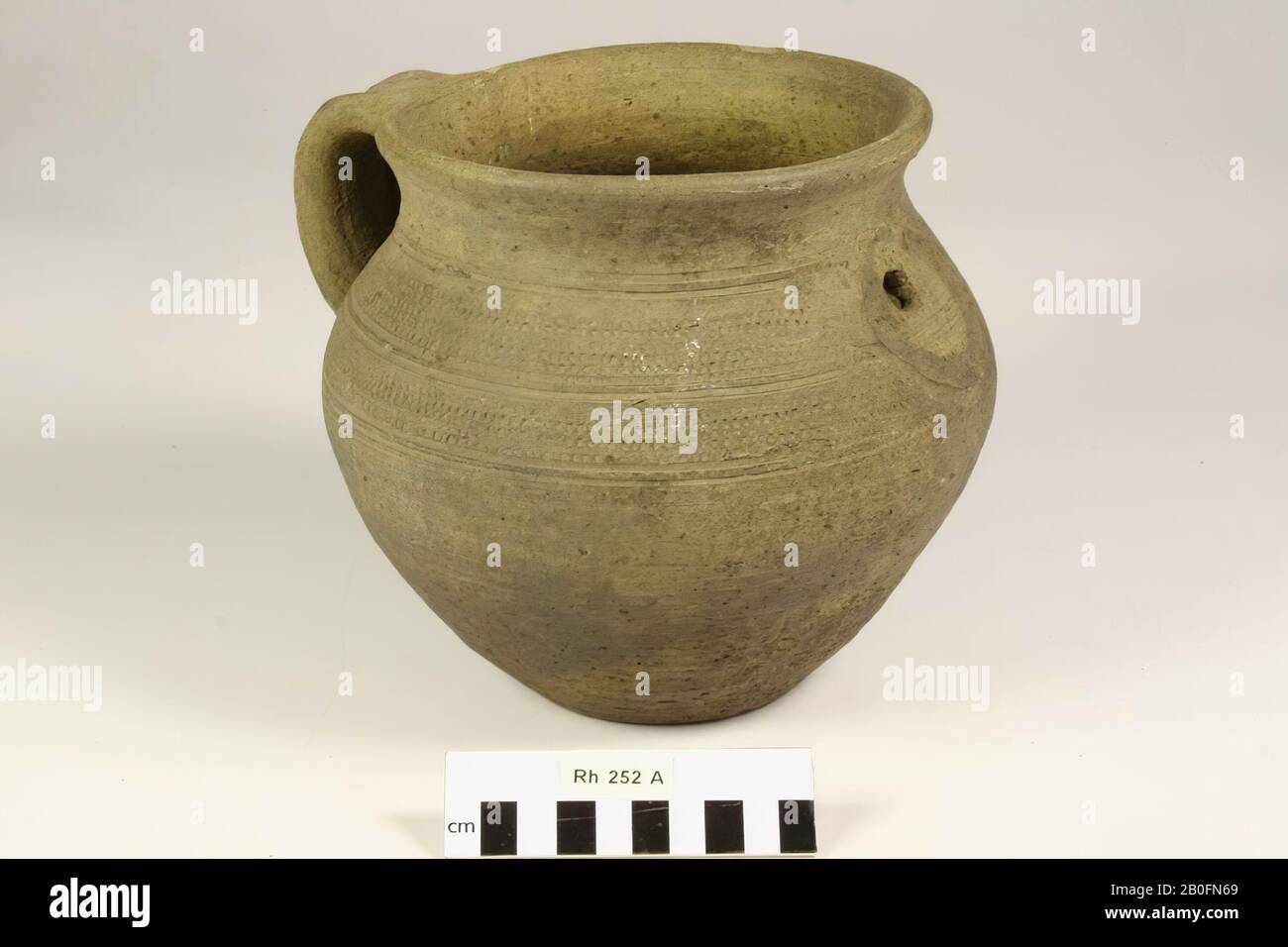 Smooth walled pottery pottery hi-res stock photography and images - Alamy