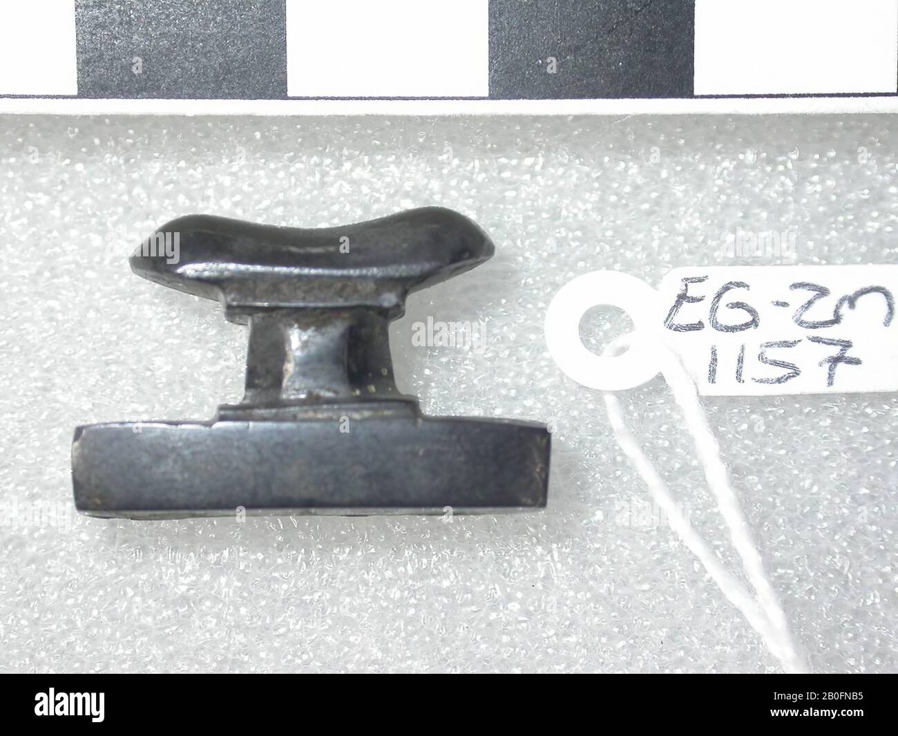 head rest, amulet, object, stone, obsidian, height: 1.5 cm, depth: 2.3 ...