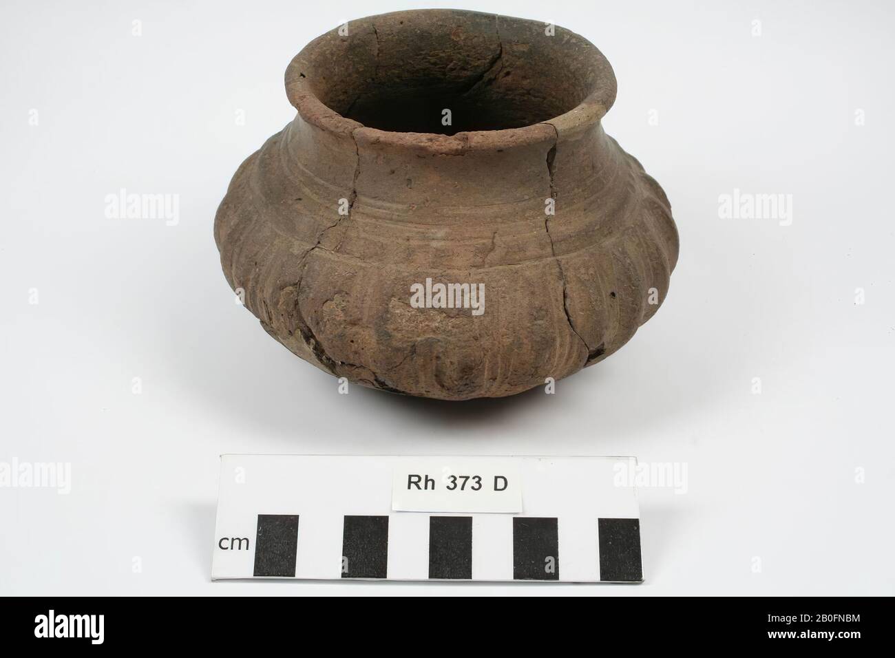 Hand formed saxon pottery hi-res stock photography and images - Alamy