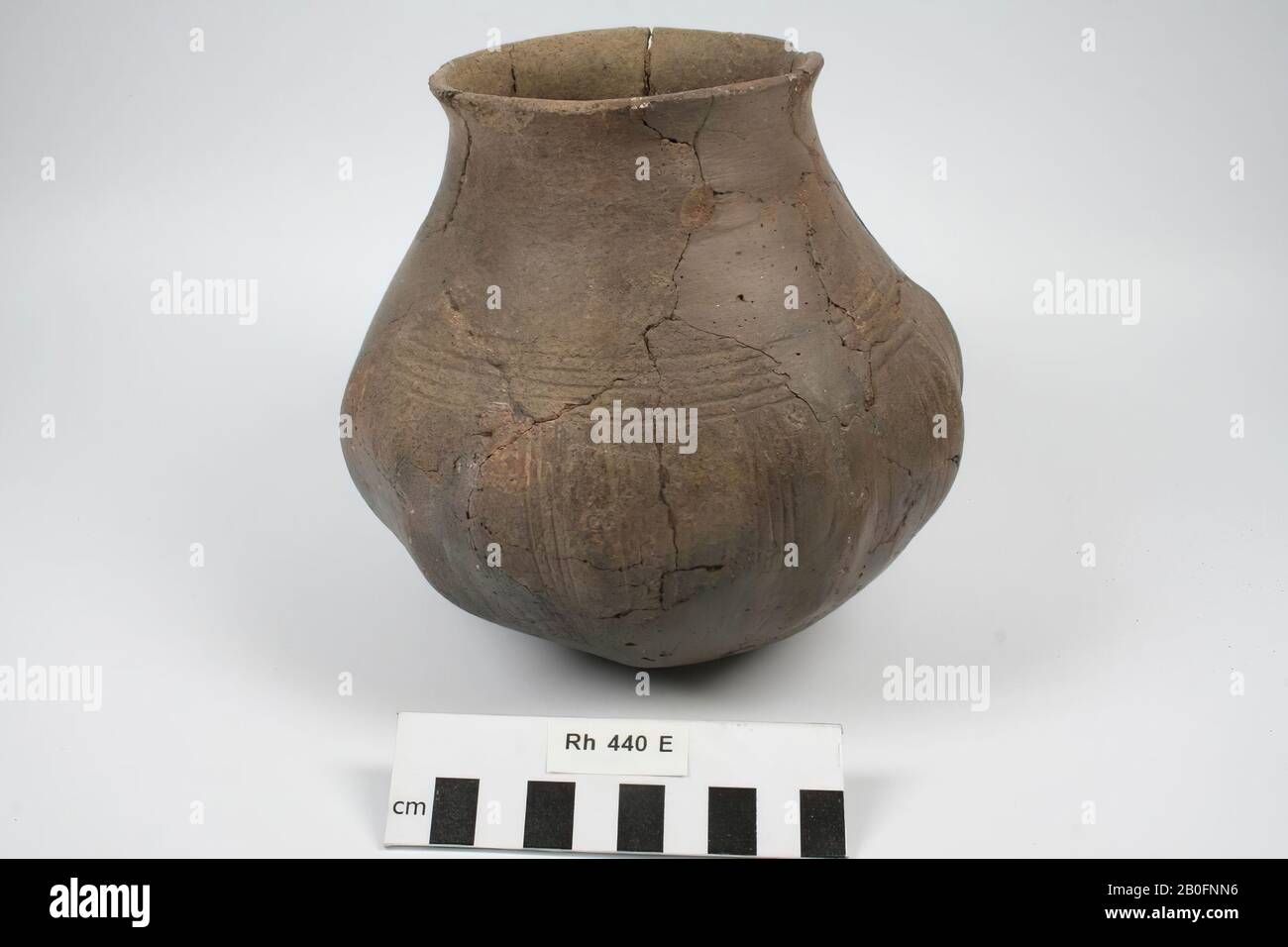 Hand formed saxon pottery hi-res stock photography and images - Alamy