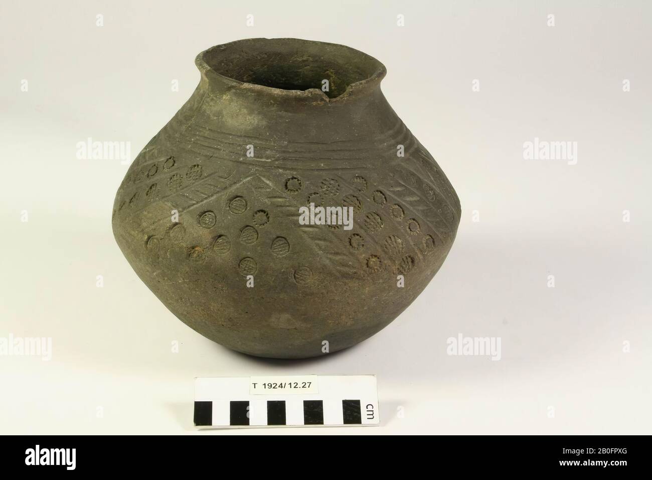 Four circumferential groove lines hi-res stock photography and images ...