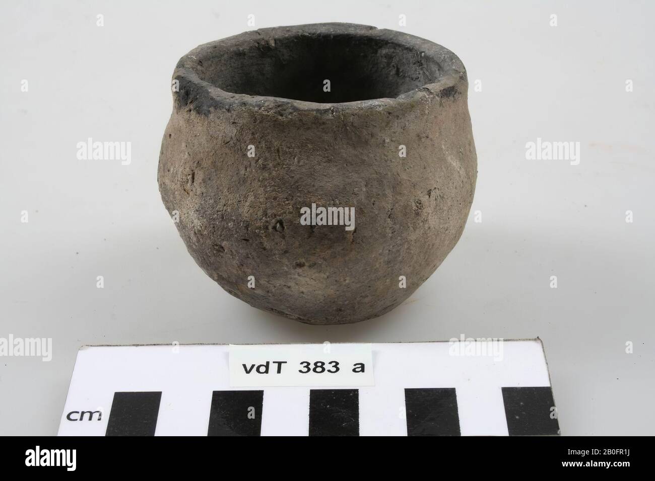 Bulb pot., pot, earthenware (hand molded), h: 6 cm, diam: 7,8 cm, vme ...