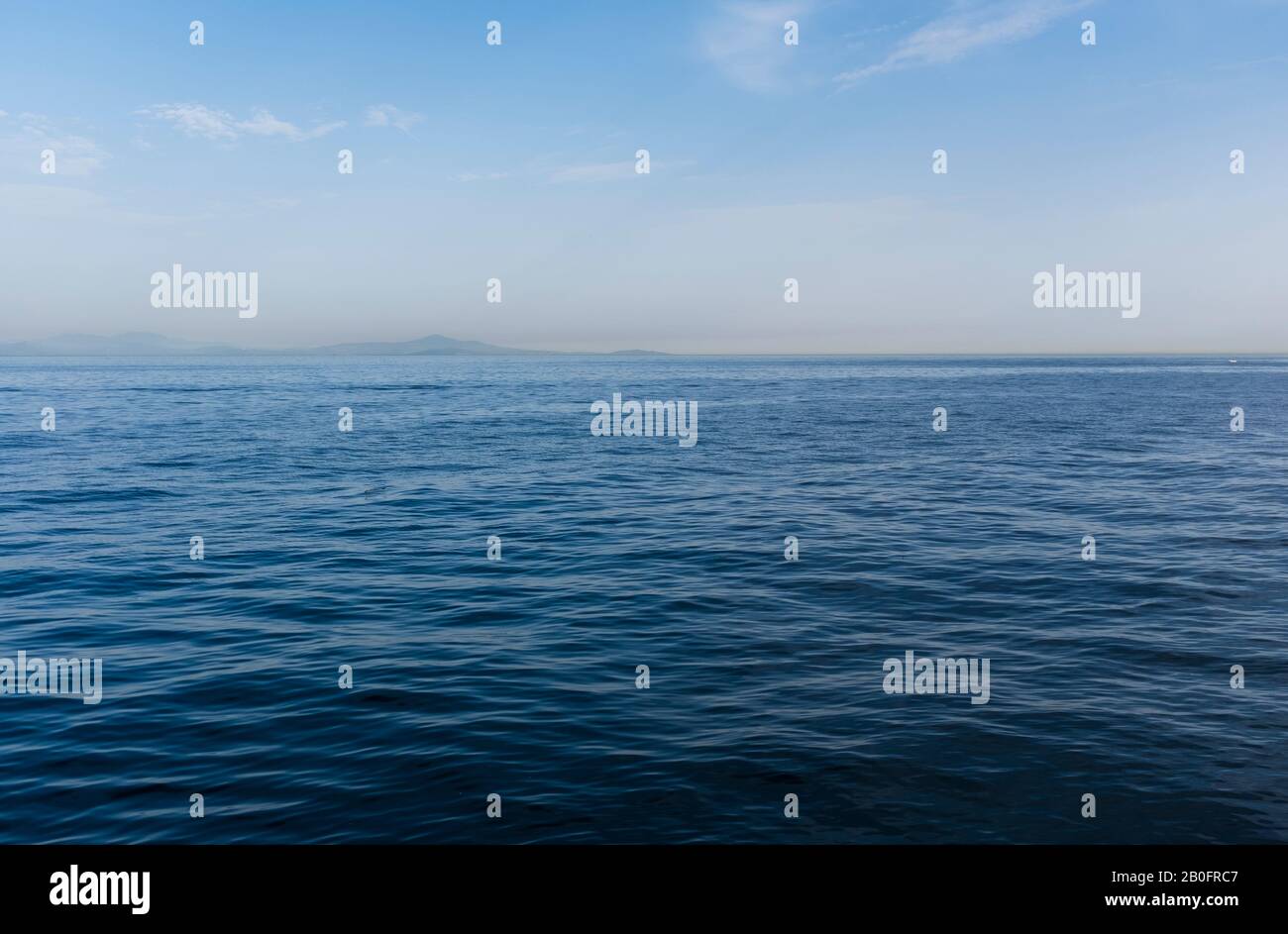 Horizon and water hi-res stock photography and images - Alamy