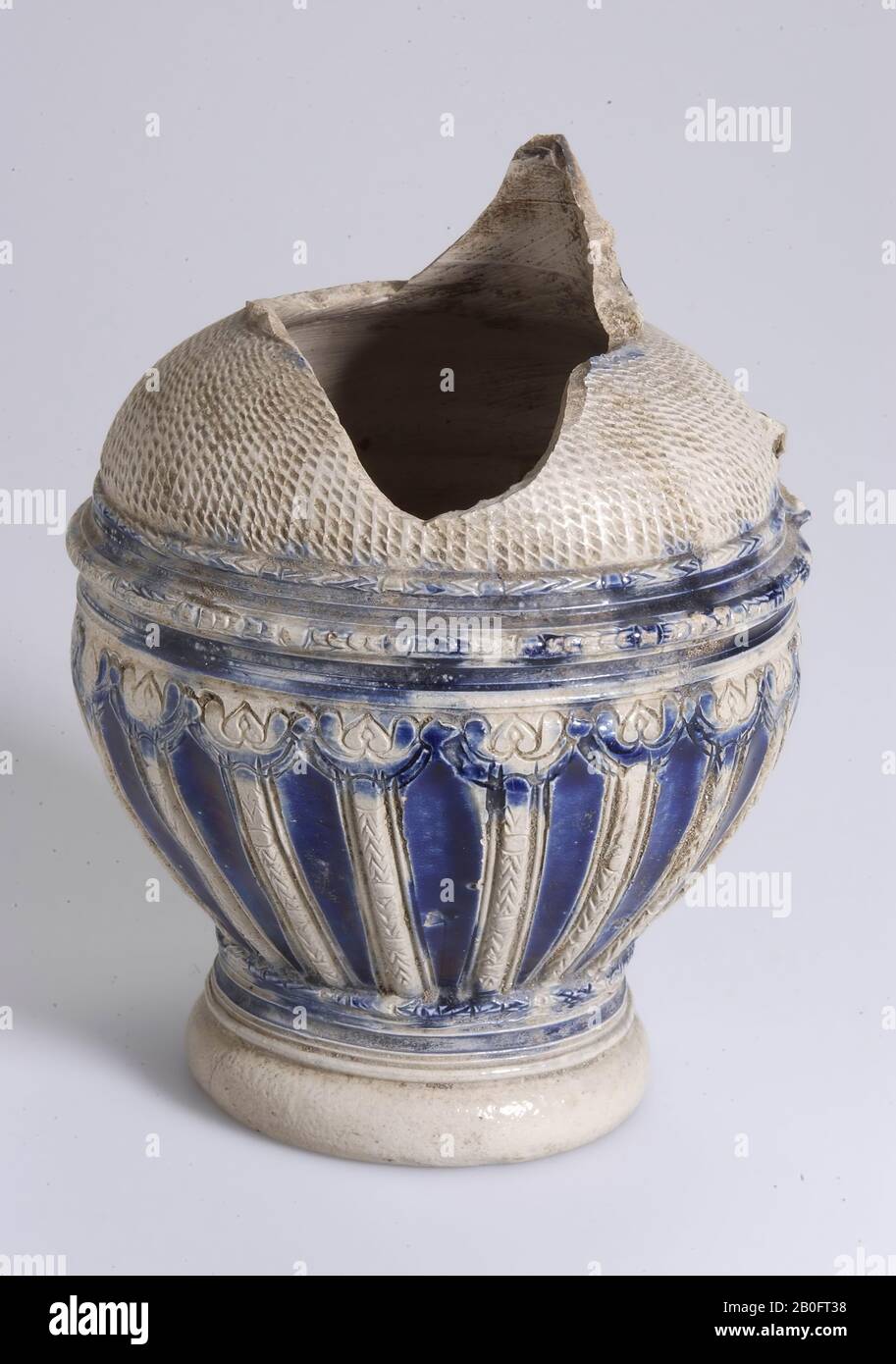 Cobalt blue pottery hi-res stock photography and images - Alamy