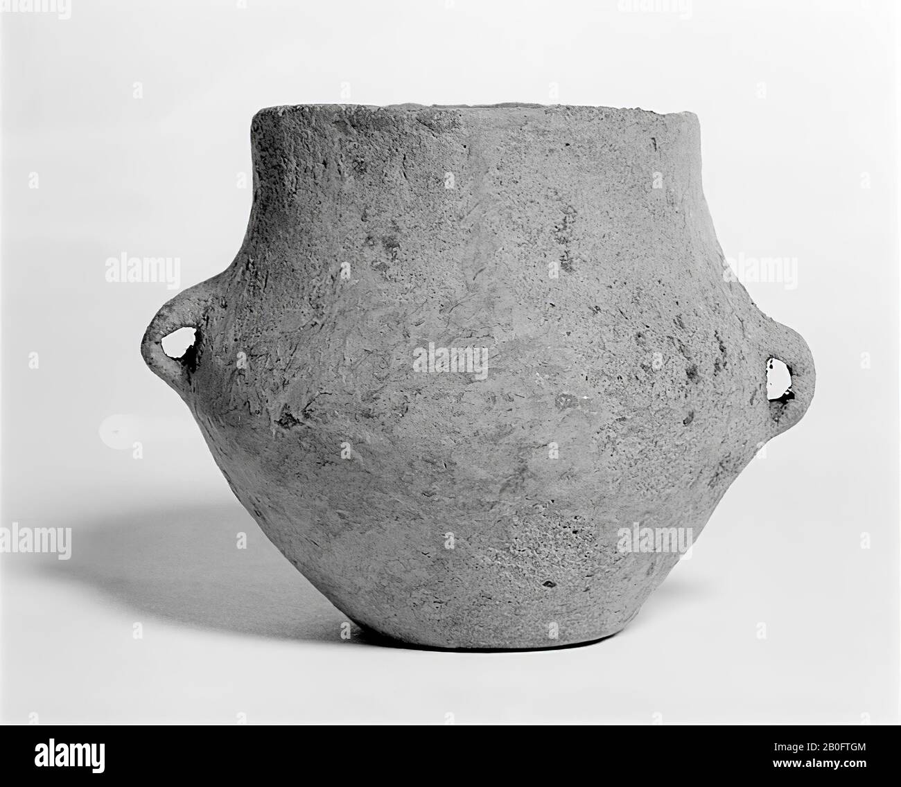 Spit bellied clay pot hi-res stock photography and images - Alamy