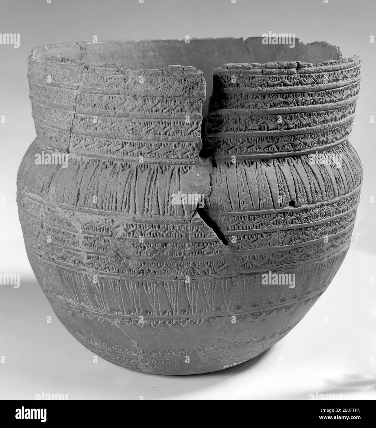 Bell beaker fragment hi-res stock photography and images - Alamy