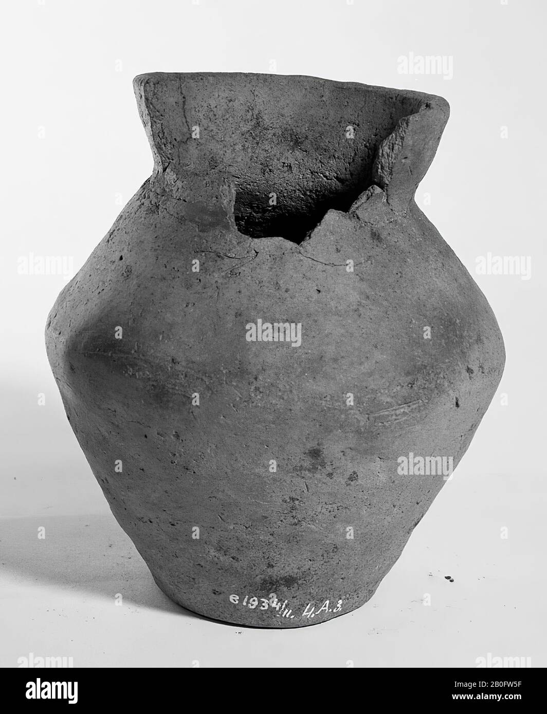 Double frusto-conical urn with a wide edge that is strongly outwards ...