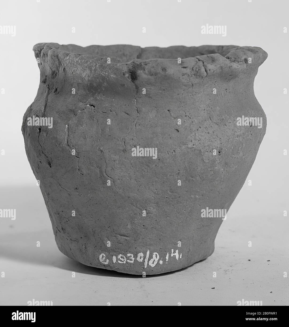 Small smooth walled pottery pot hi-res stock photography and images - Alamy