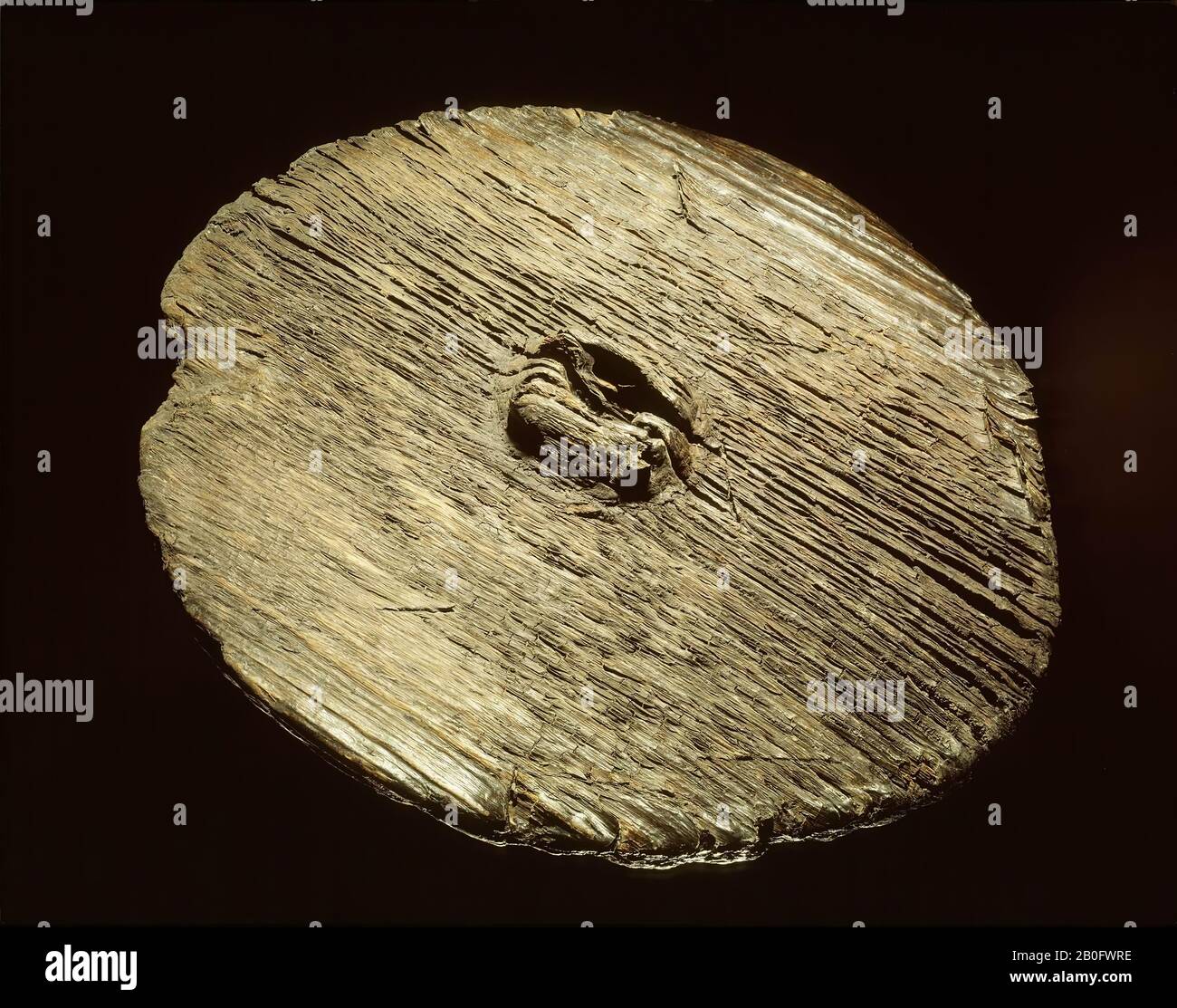 Disc shaped wooden wagon wheel hi-res stock photography and images - Alamy