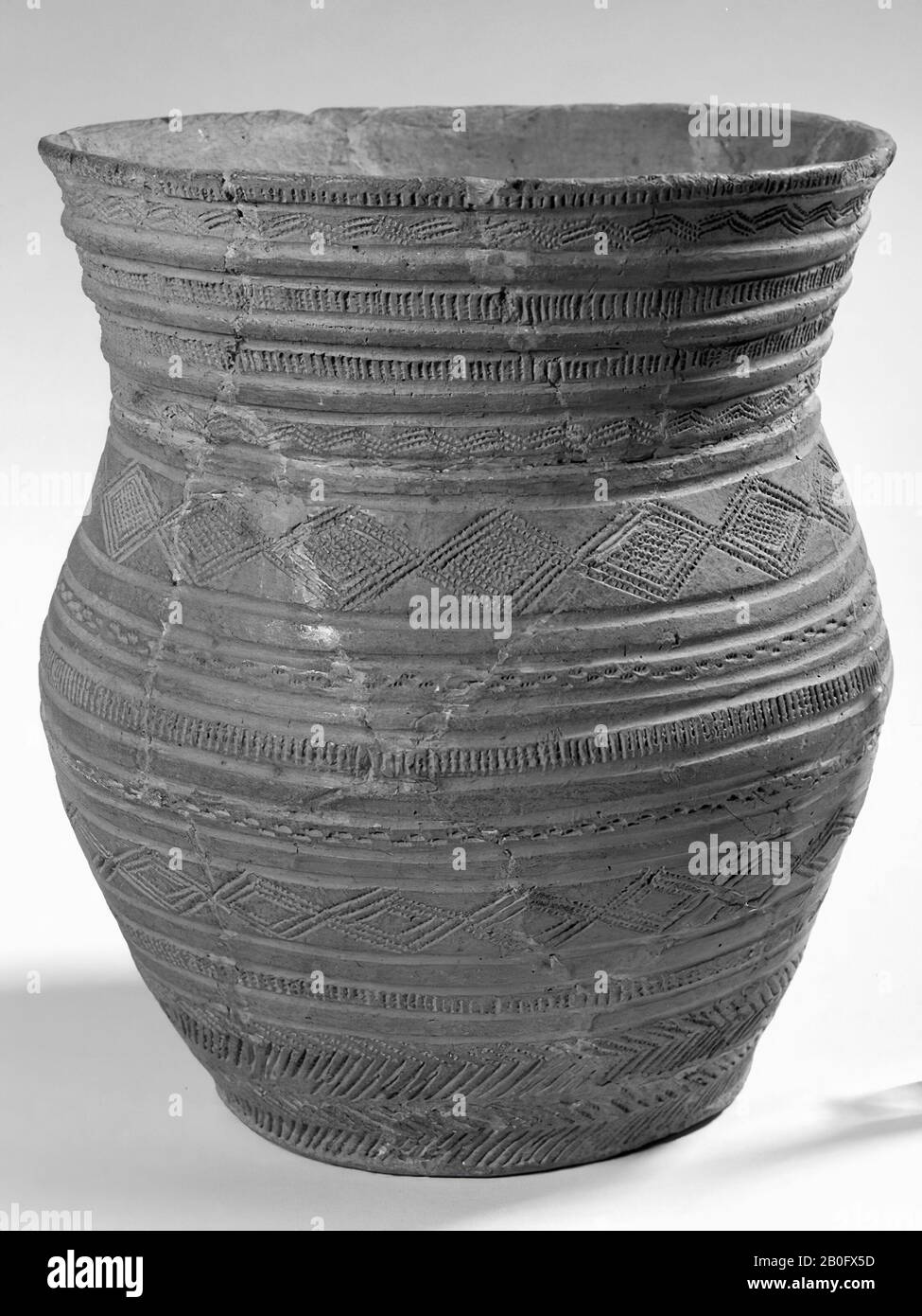 Bell beaker, decorated in zones. With old bonding and small additions ...