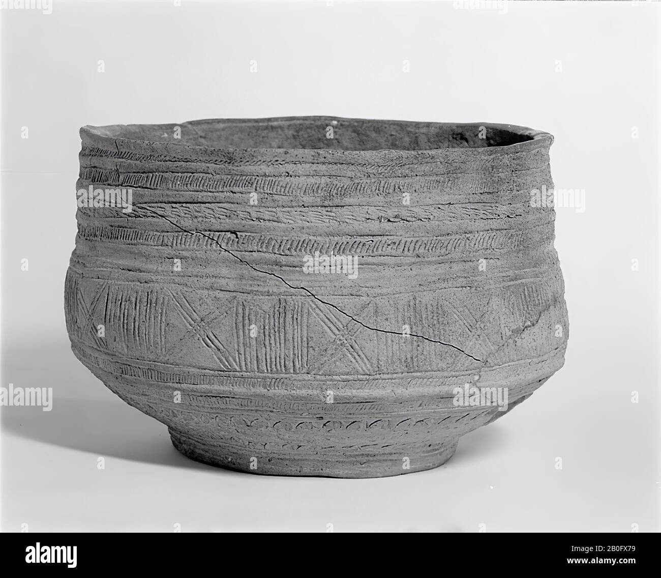 Bell beaker earthenware hi-res stock photography and images - Alamy