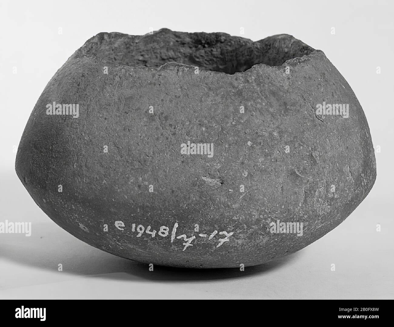 Spit bellied pot hi-res stock photography and images - Alamy