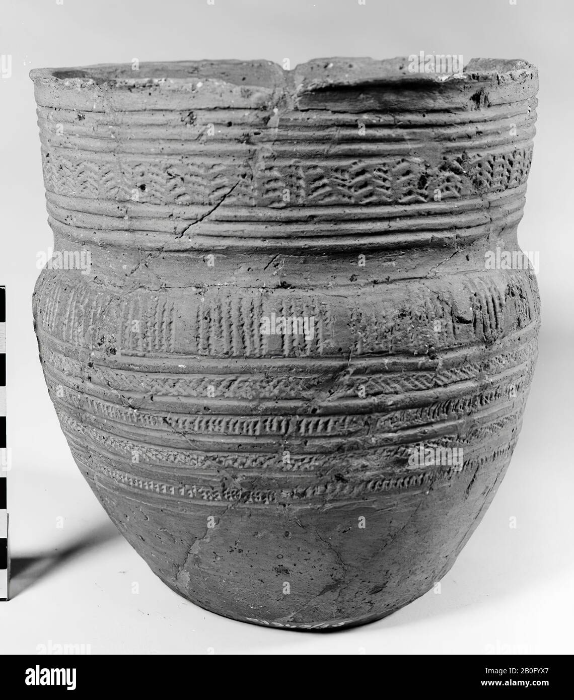 Bell beaker pottery hi-res stock photography and images - Alamy