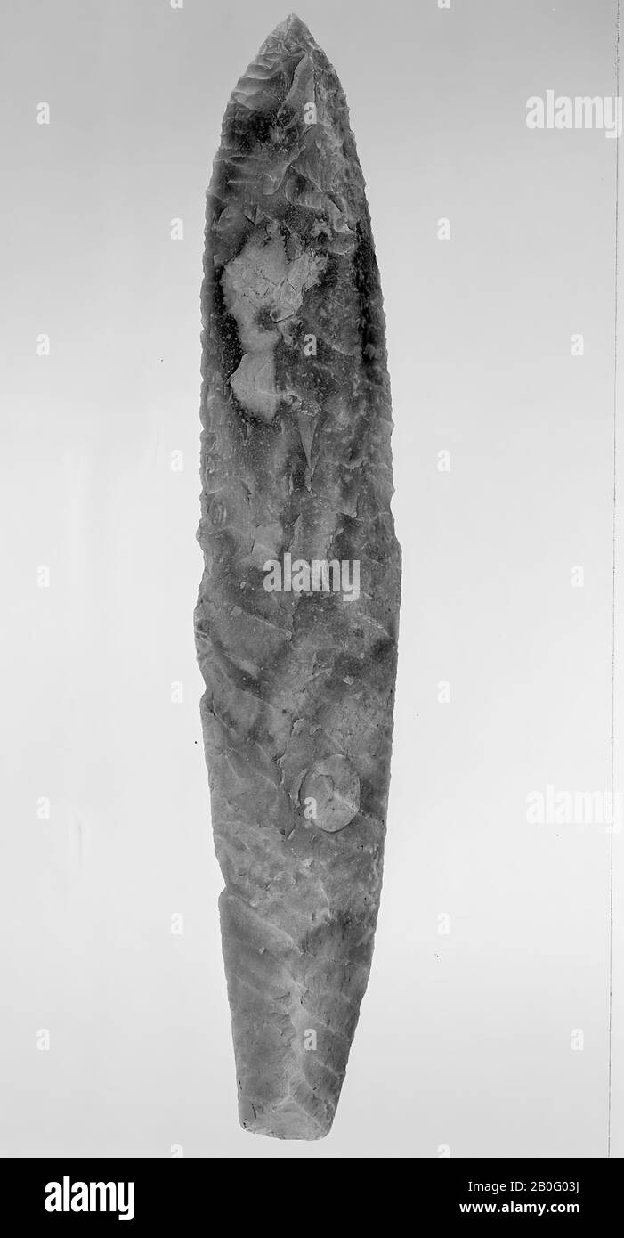 very beautiful, over the whole surface retouched dagger of light-cream ...