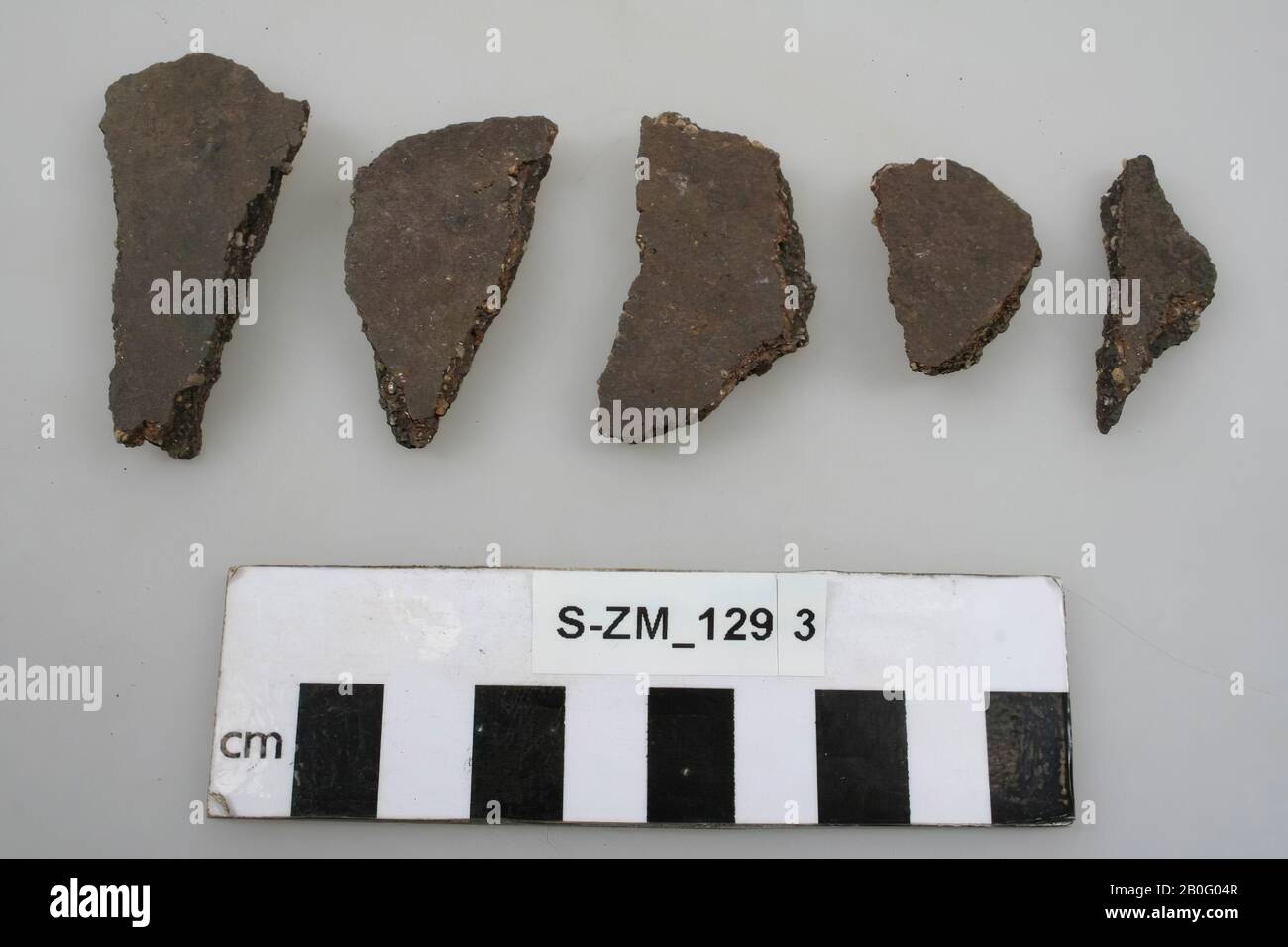 5 Shards, from 1 object., Shards, earthenware, 5.4 x 2.7 x 0.8 cm (the ...