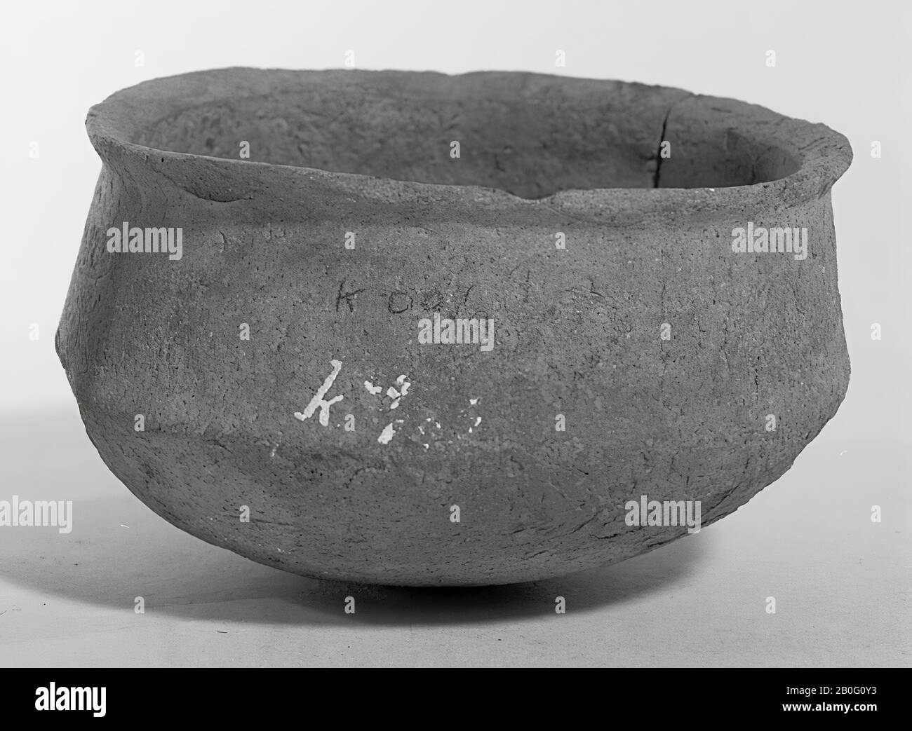 Rough-walled pottery pot with semi-spherical belly and upright edge ...