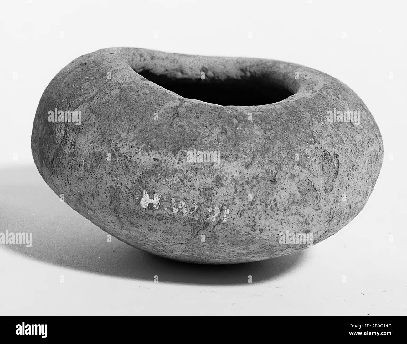 Cracked pot hi-res stock photography and images - Alamy