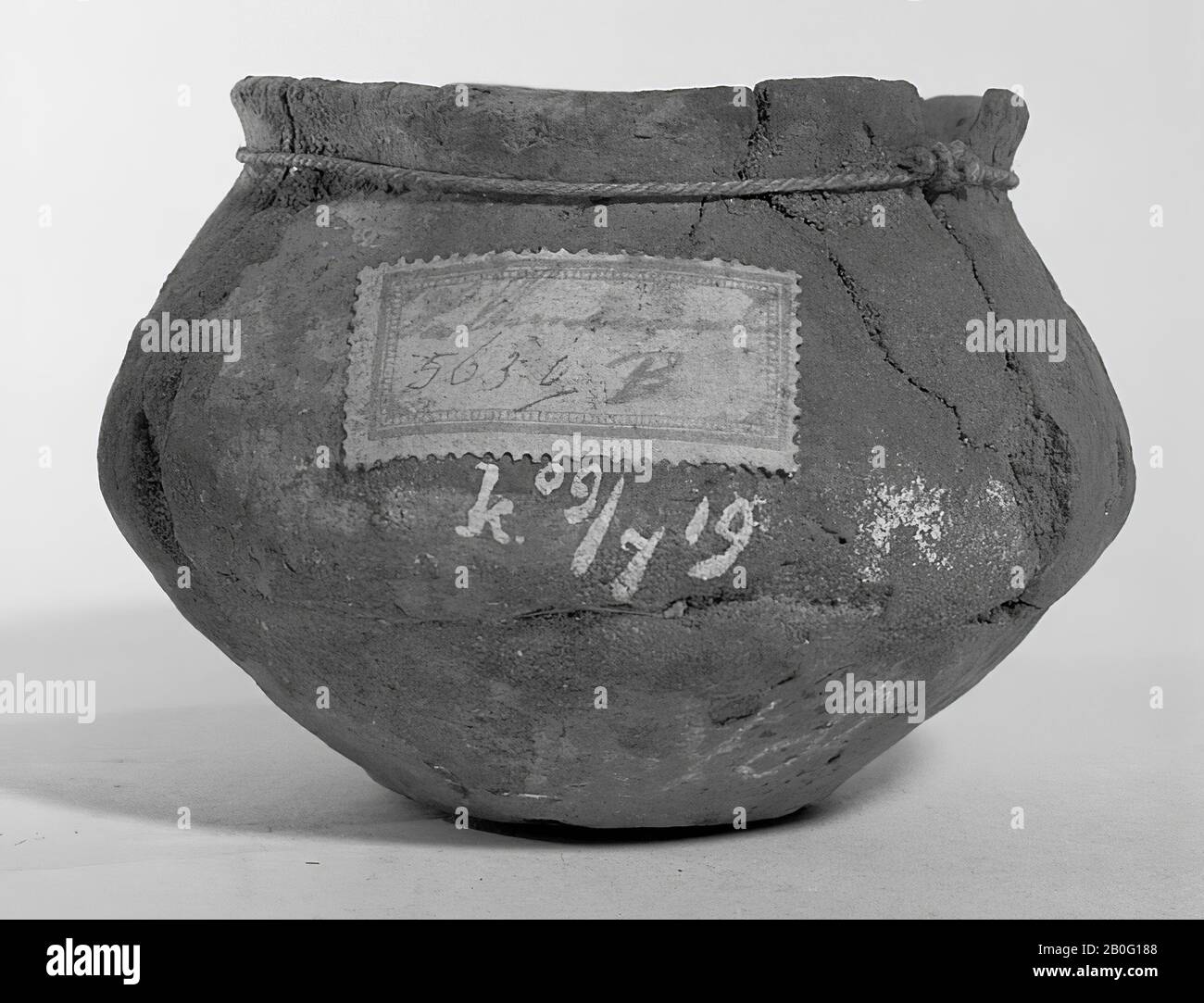 Held together by string hi-res stock photography and images - Alamy