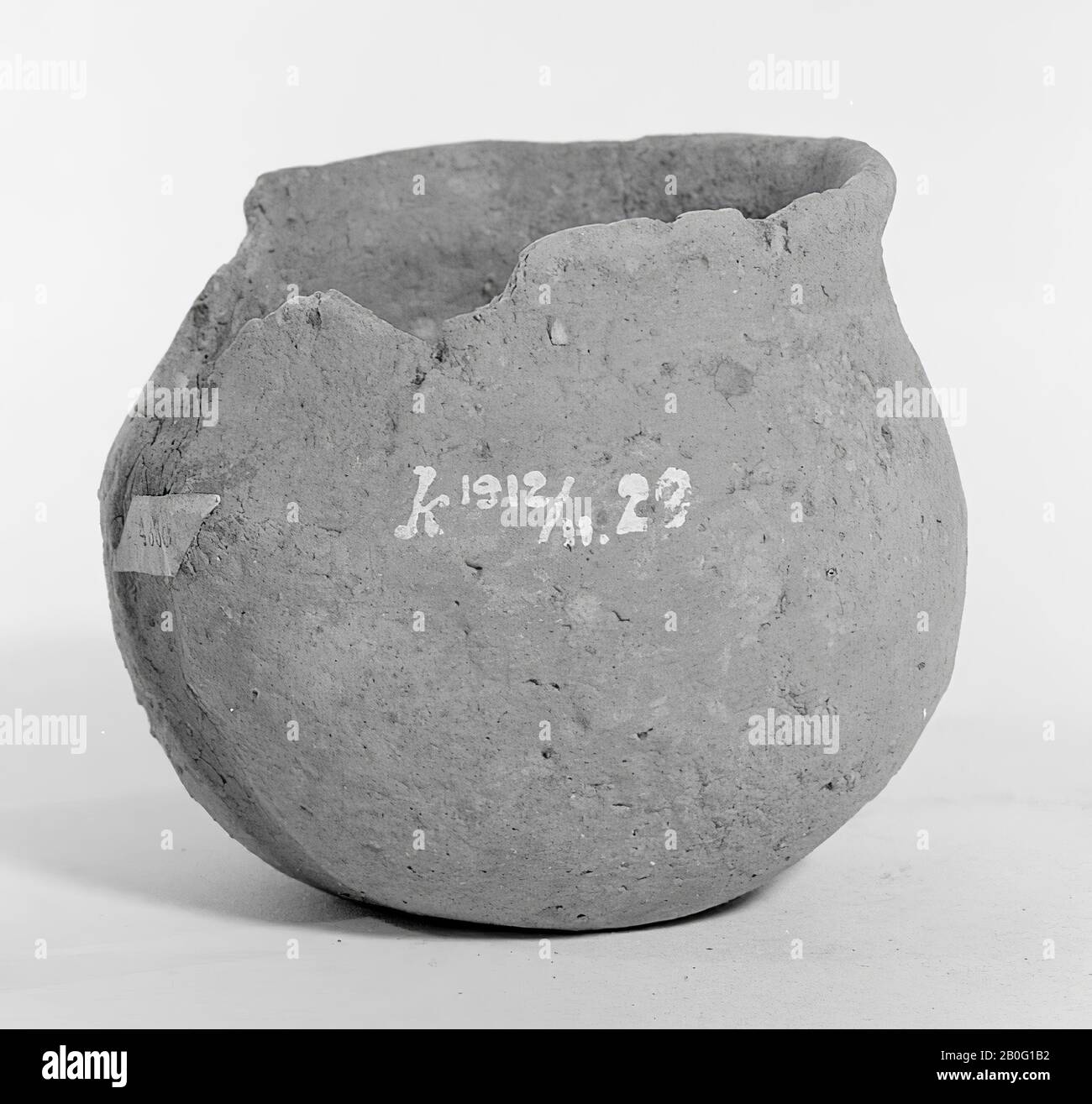 Small reddish pottery pot hi-res stock photography and images - Alamy