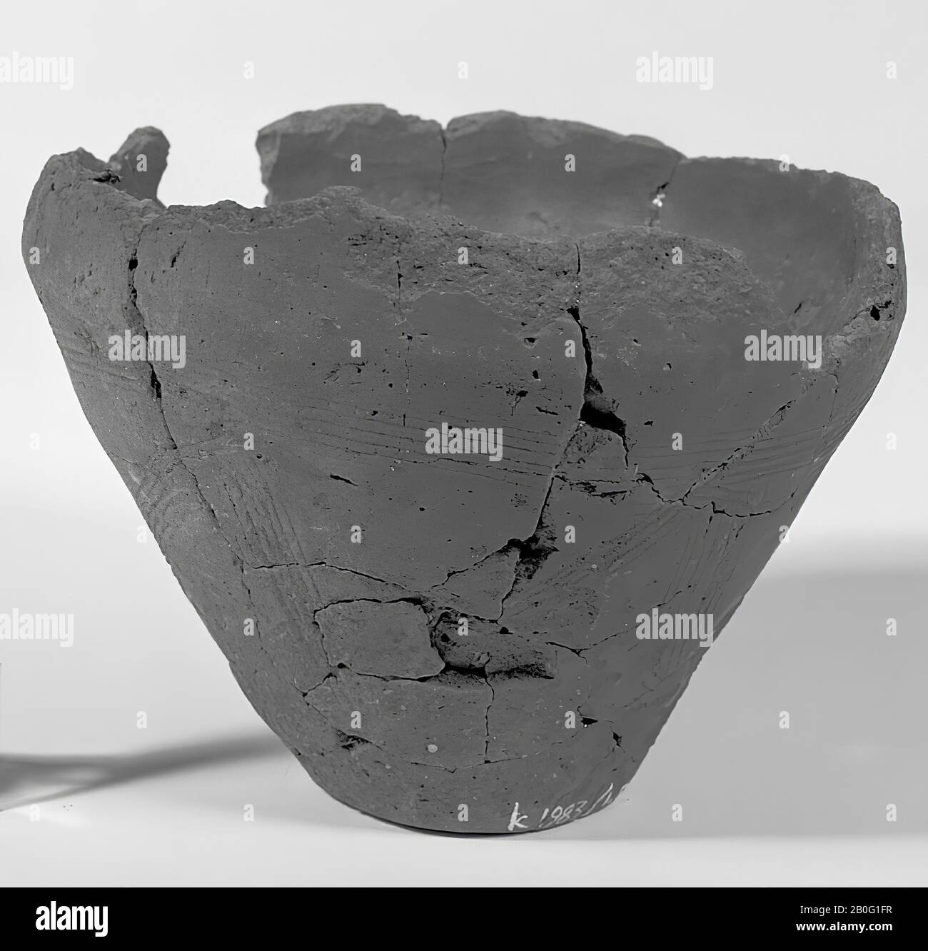 Pot of earthenware with comb decoration. Old bonding, the edge is ...