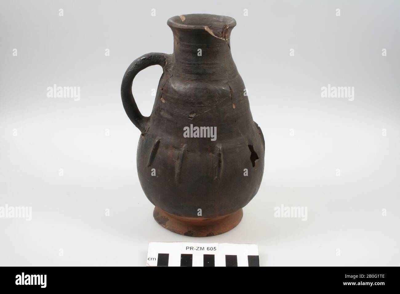 Roman pottery black and red hi-res stock photography and images - Alamy