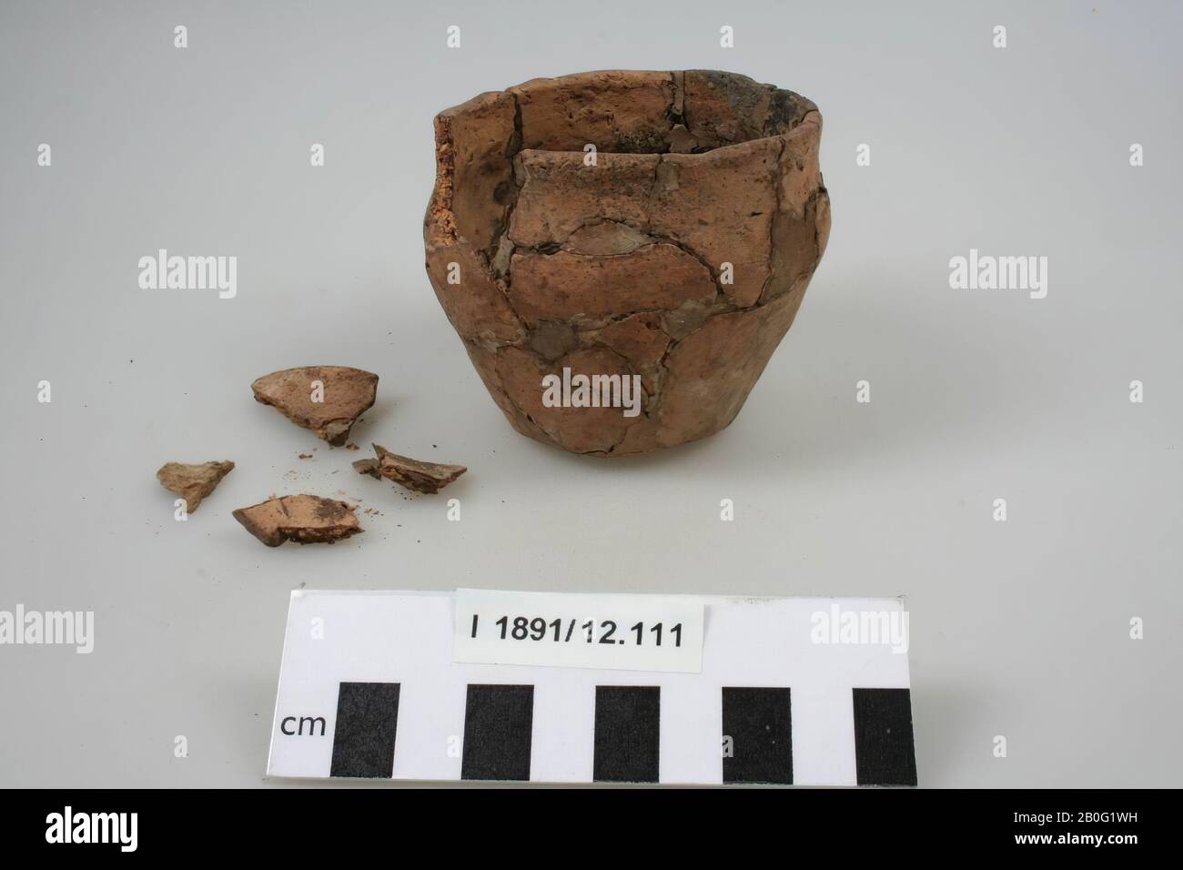 Bee jar of coarsely reddish earthenware. Very unstable old bonding and ...