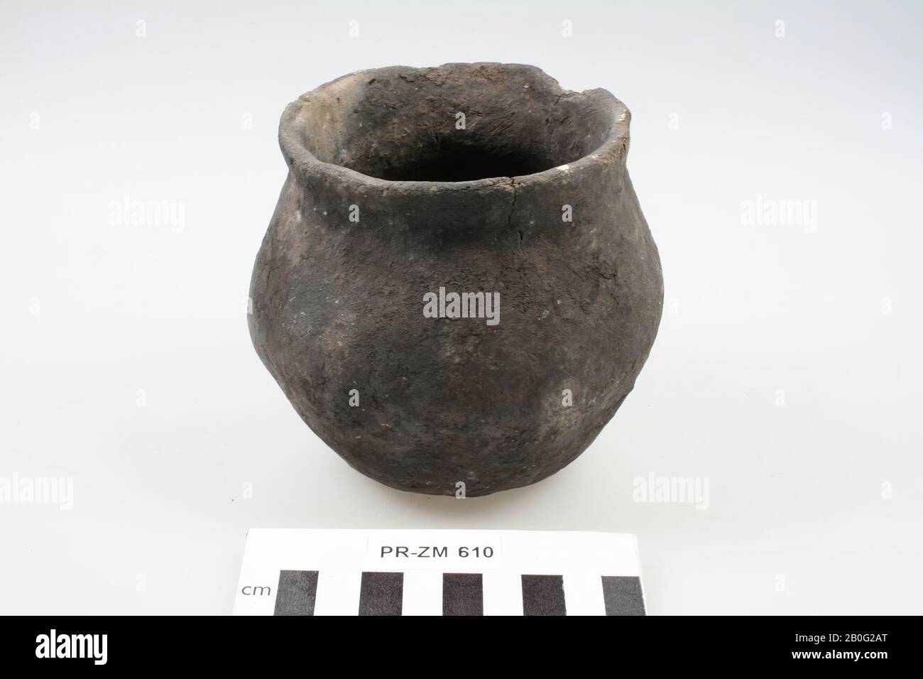 Pot of hand-formed earthenware. Cracks in the edge, the edge is damaged ...