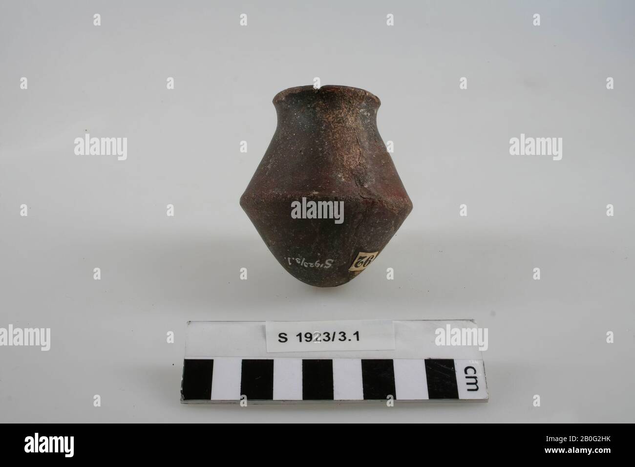 Various glueing, mouth-chipped, pot, earthenware, h: 8 cm, diam: 7,5 cm ...