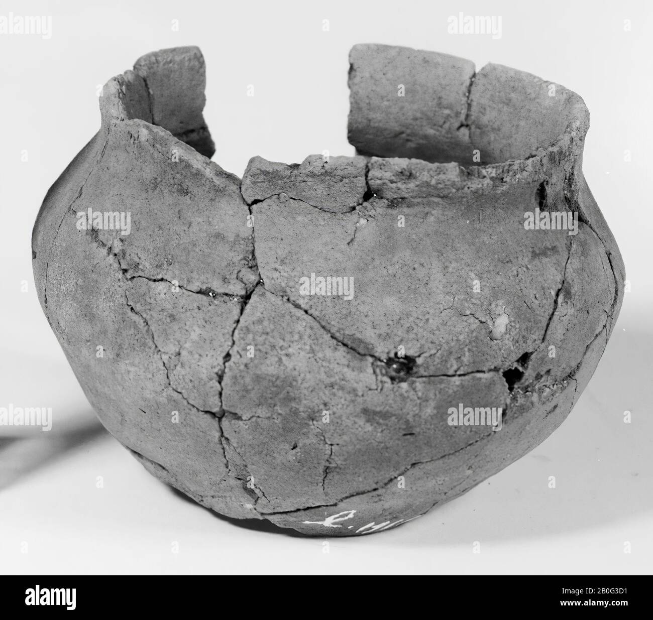 Ceramic pottery pottery, the bottom and parts of the edge and wall are ...