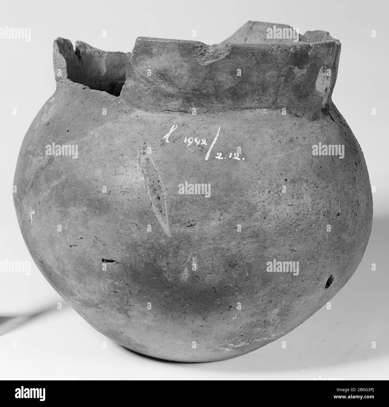 Urn, small model, rounded with 3 cm wide, slightly upright collar ...