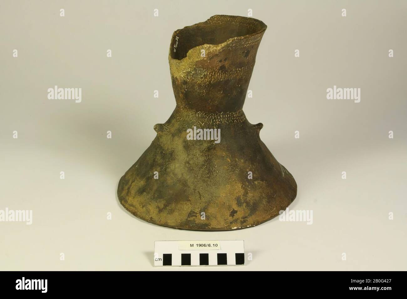 Opposite double conical object hi-res stock photography and images - Alamy