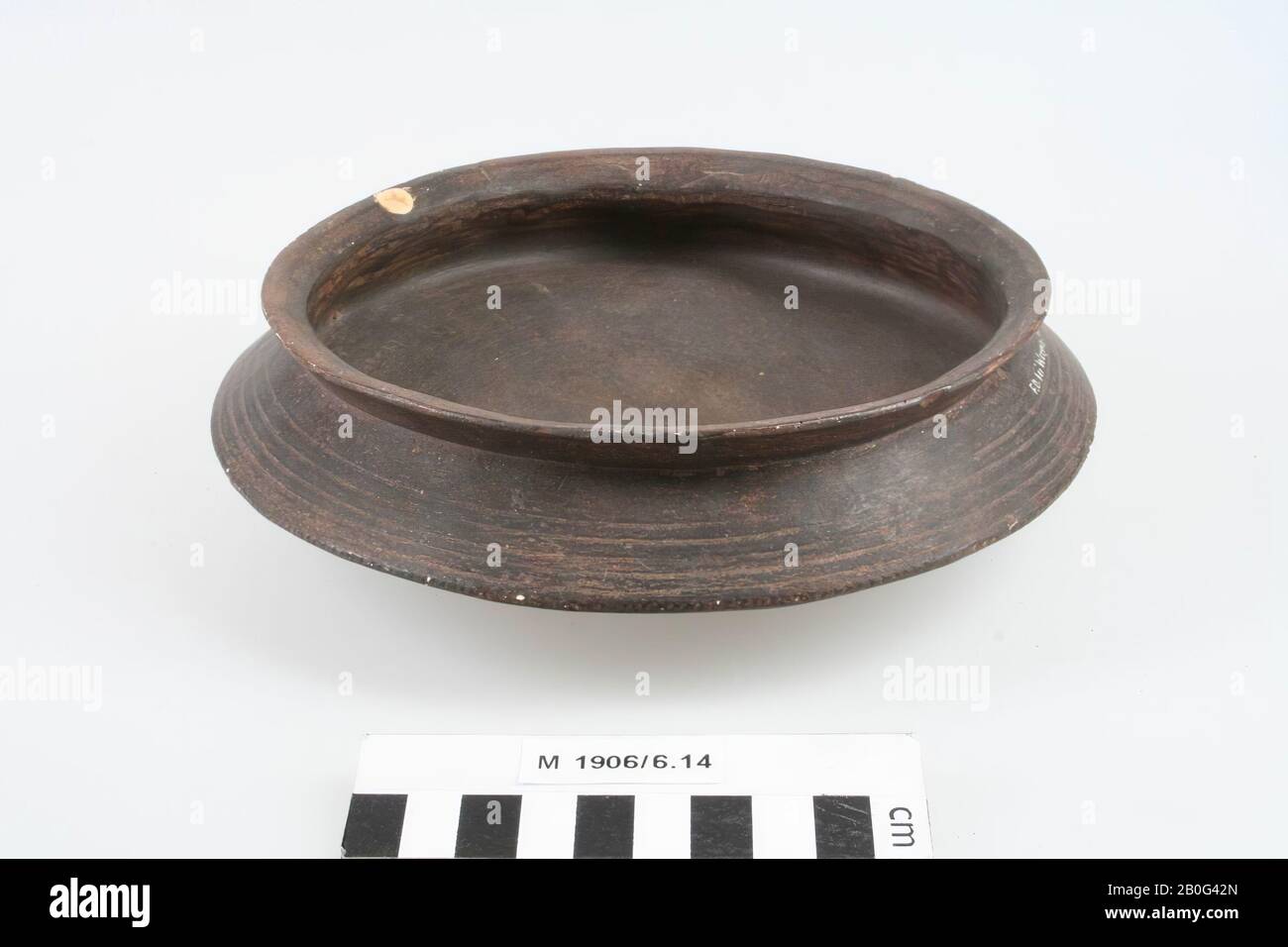 Decoration of grooved lines on shoulder, casting, scale, plaster, h: 5. ...