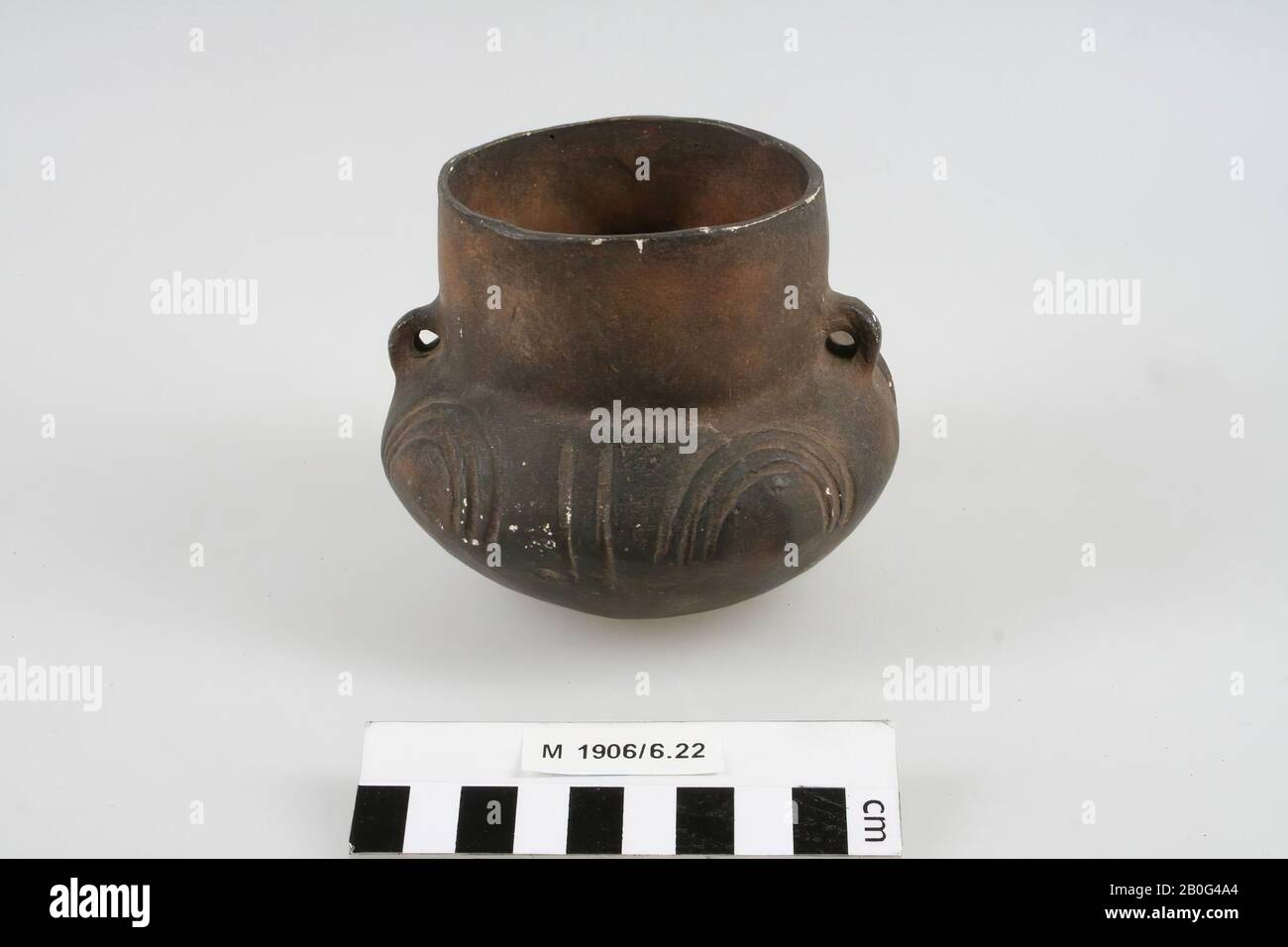 Casting of a pot with bumps, 2 small ears and a relatively long neck ...