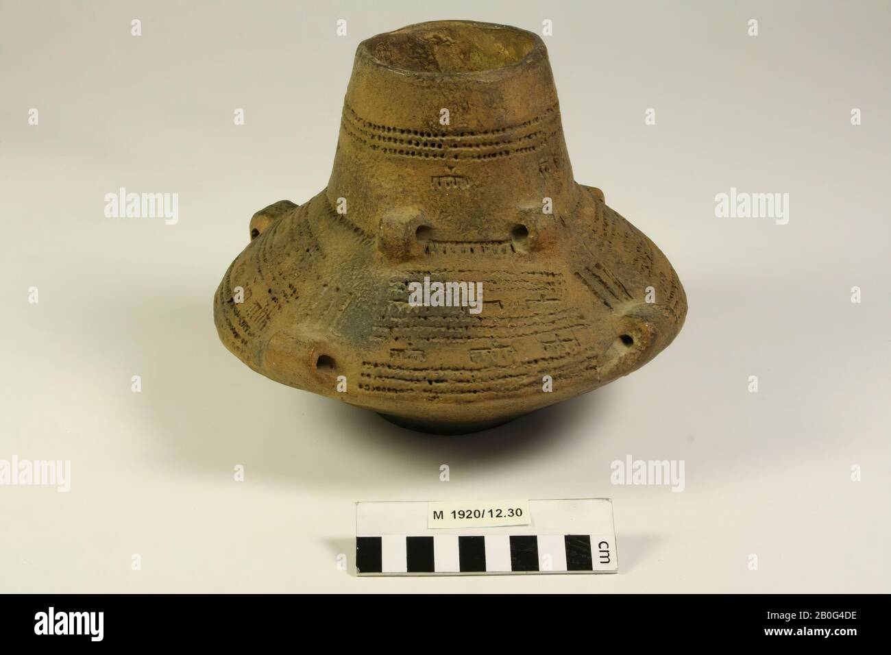 Casting of a double conical pot with long neck, 8 ears in total ...