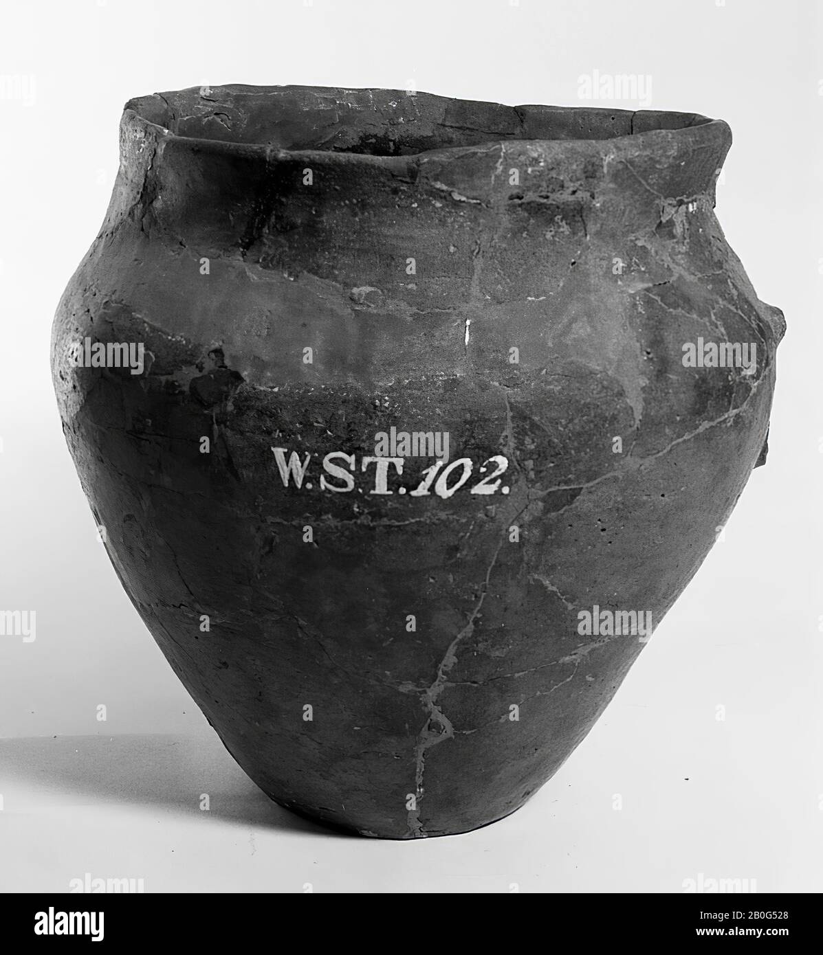 Broken Urn High Resolution Stock Photography and Images - Alamy